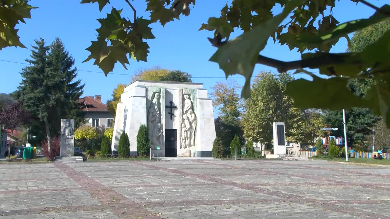 videos.botevgrad.com :: Паметникът-костница на Ботевите четници да бъде ...