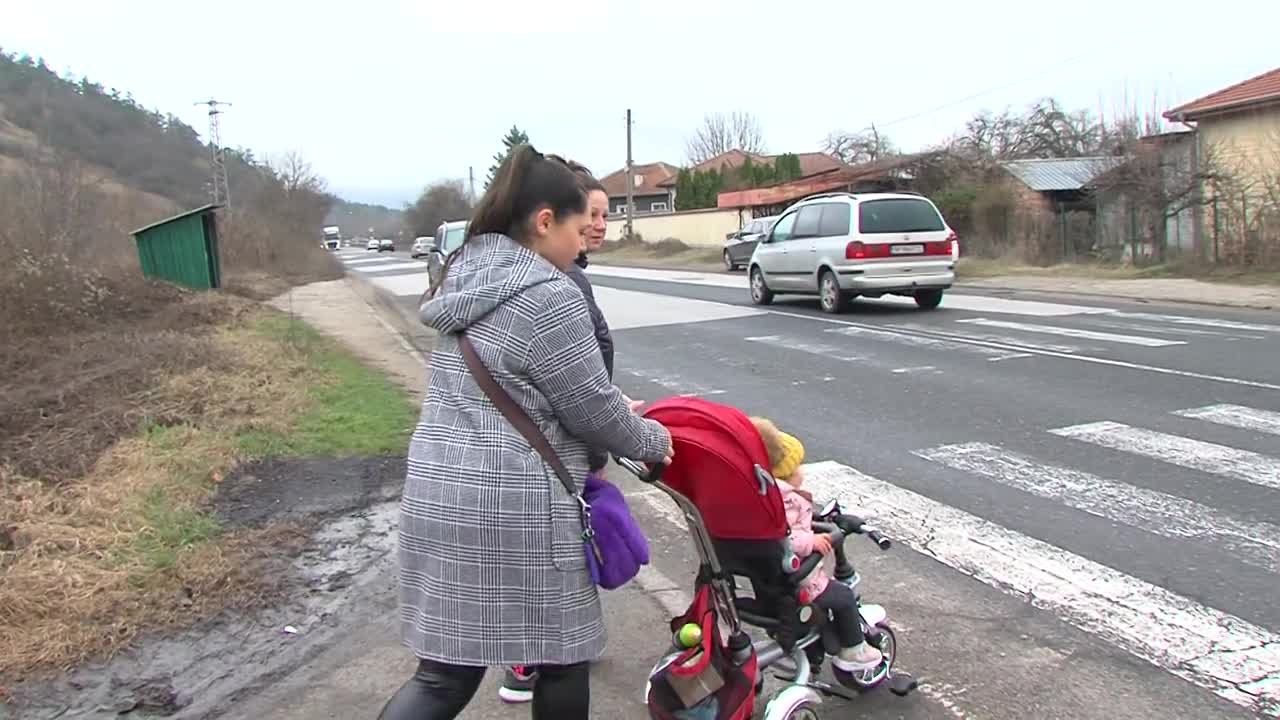 videos.botevgrad.com :: Пешеходна пътека на главния път Е-79 не е обезопасена, липсват пътни знаци