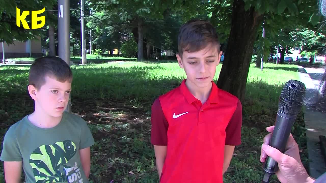 videos.botevgrad.com :: Двама четвъртокласници намериха портмоне с голяма сума пари и го върнаха ...