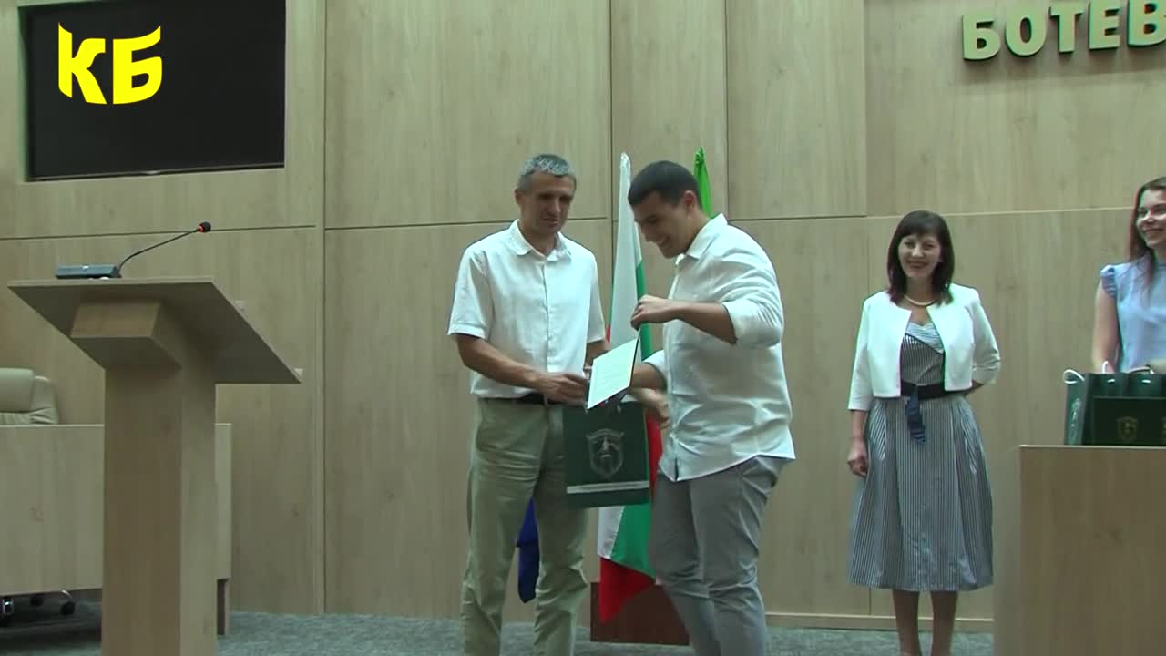 videos.botevgrad.com :: 50 зрелостници от Ботевград завършват средното си образование тази ...